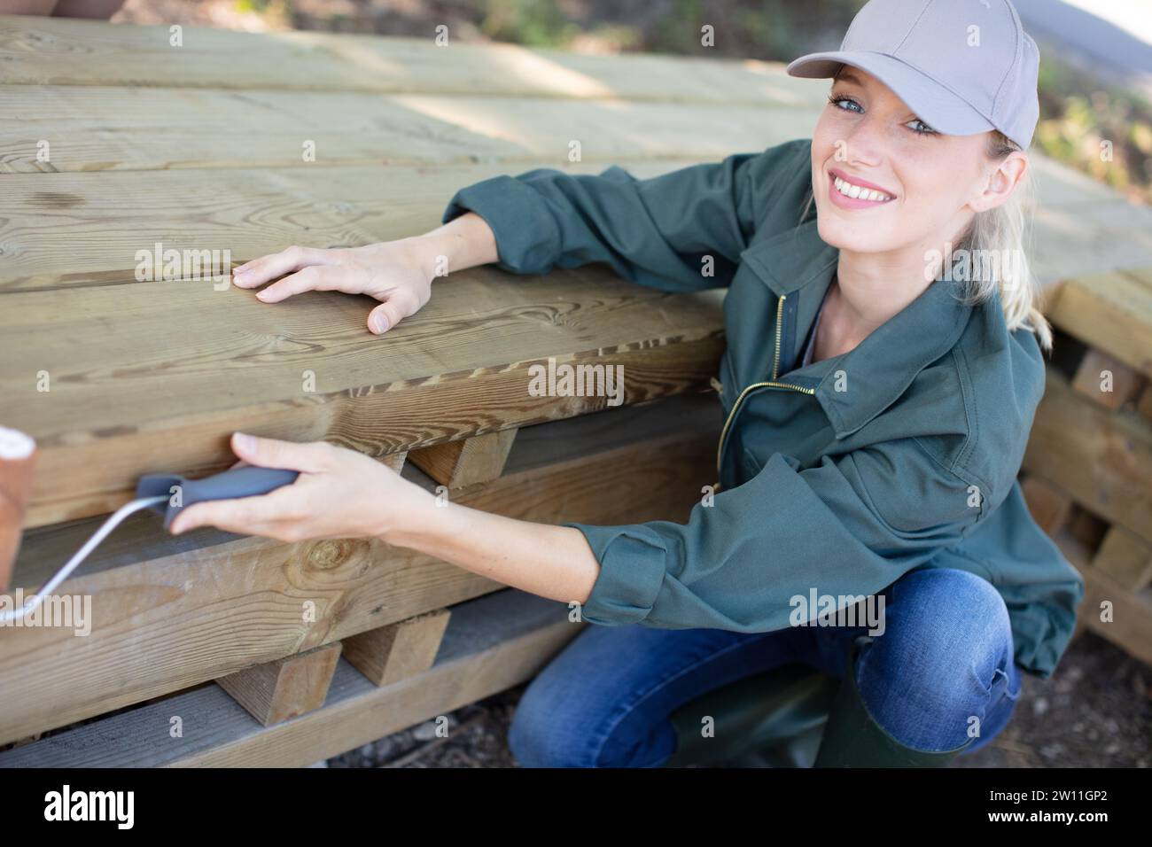 Man restoring antique table hi-res stock photography and images - Alamy