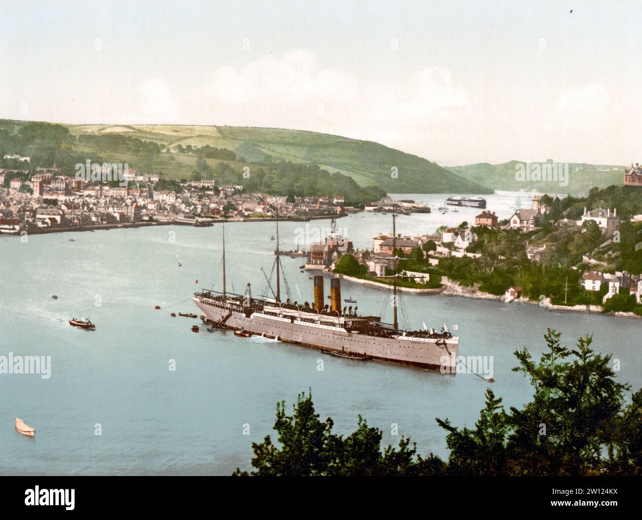 die RMS Dunottar Castle, ein Schiff der Royal Mail auf dem Fluss Dart ...