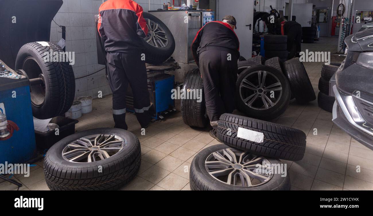 Car wheel balancing hi-res stock photography and images - Alamy