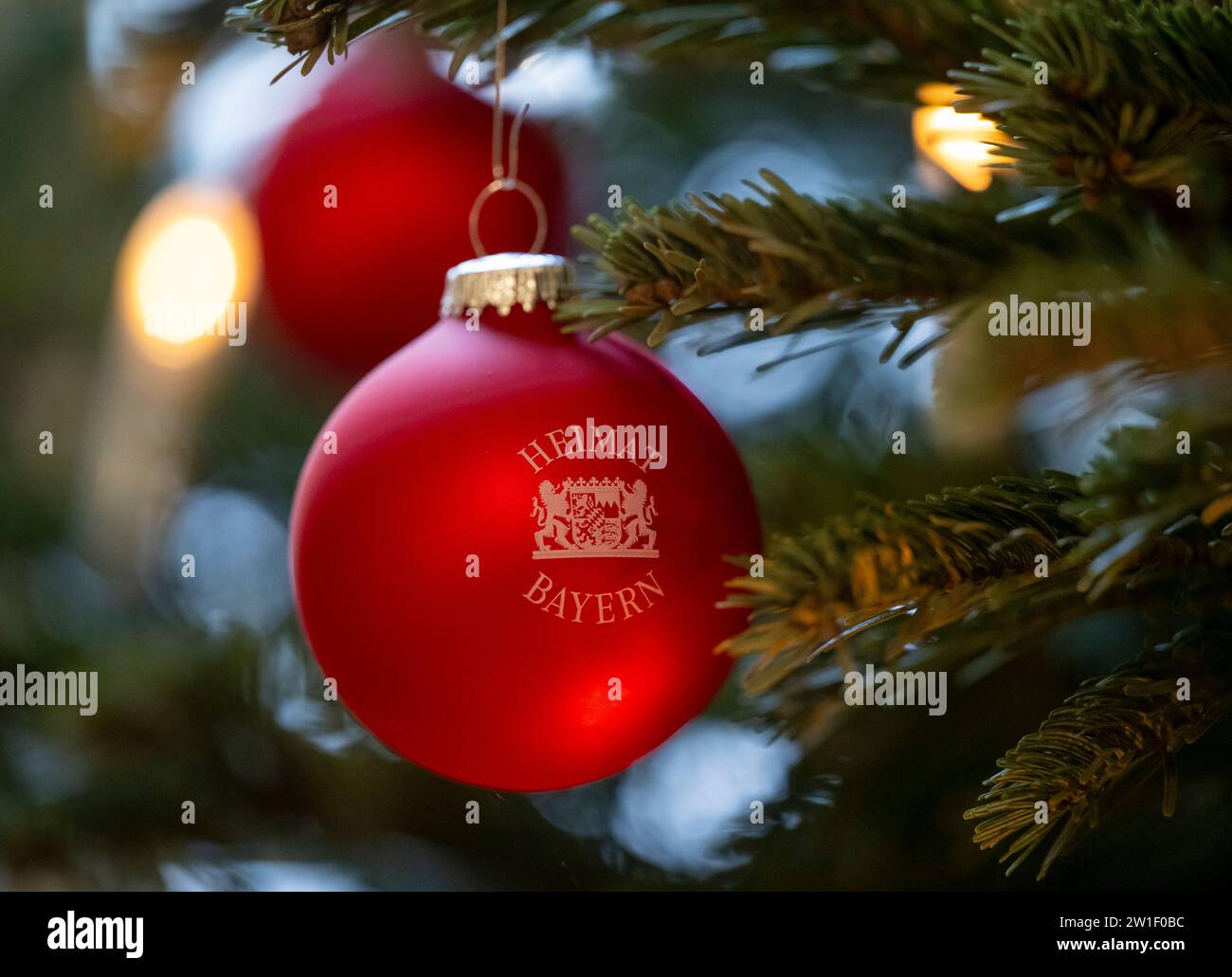 Munich, Germany. 21st Dec, 2023. Red Christmas baubles with the ...
