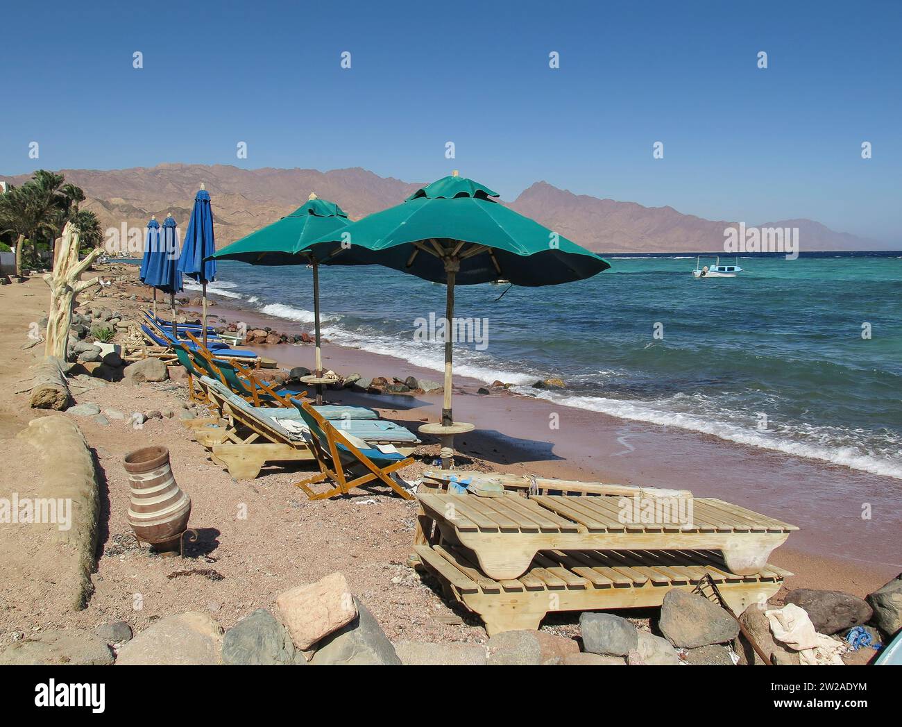 Leere Strandliegen, Küste, Strand, Al Asalah Beach, Dahab, Golf von ...