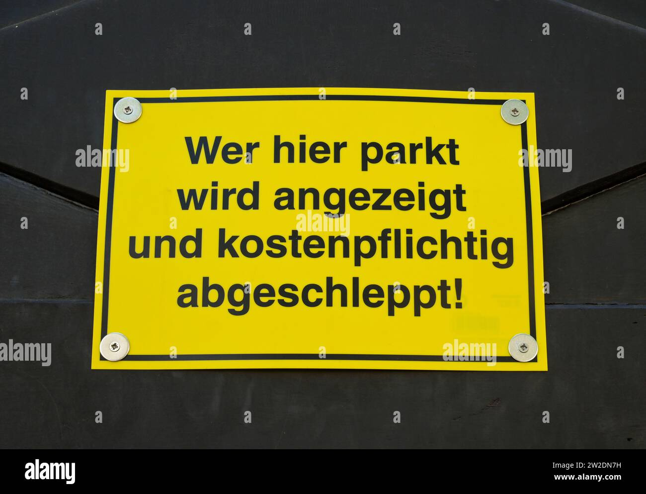 Parkverbot, Abschleppen, Verbotsschild, Deutschland Stock Photo - Alamy