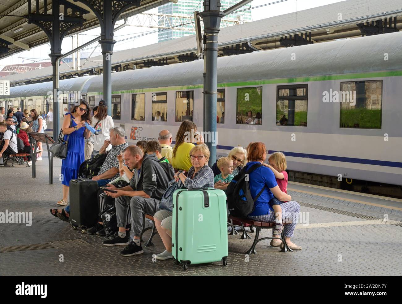 Eisenbahn bahnsteig hi-res stock photography and images - Alamy