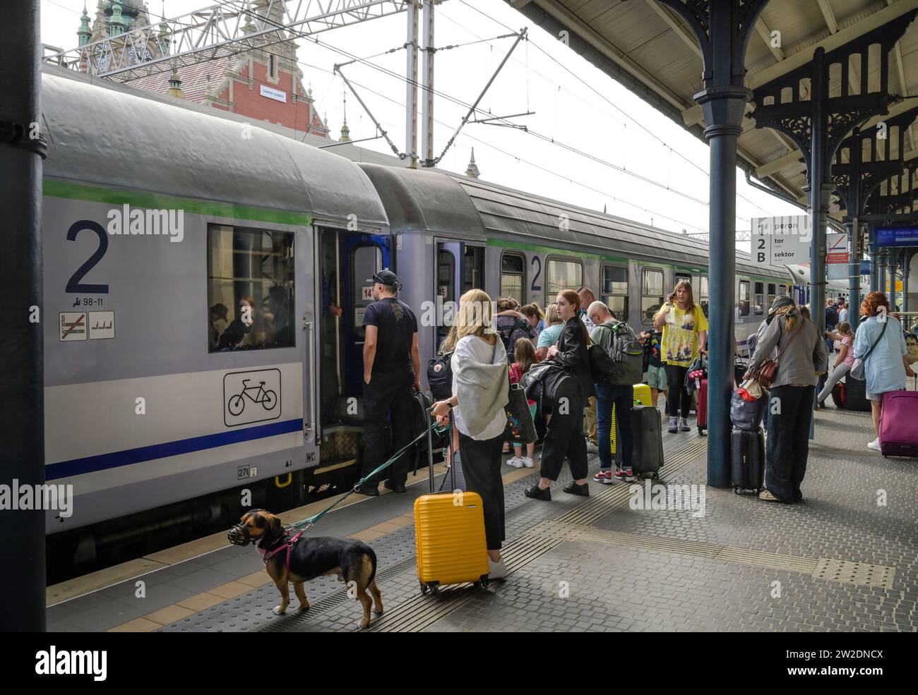 Eisenbahn bahnsteig hi-res stock photography and images - Alamy