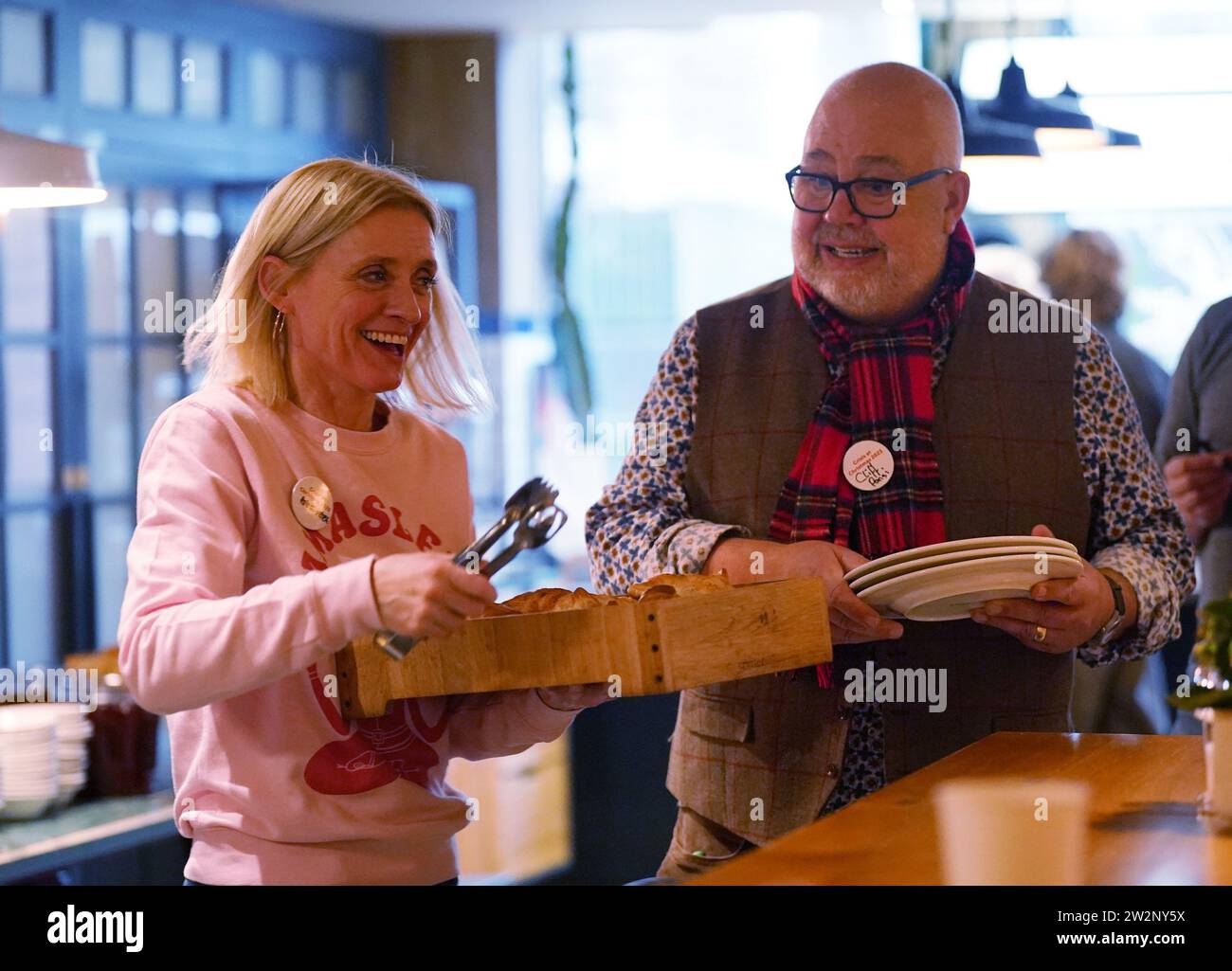 Anne-Marie Duff and Cliff Parisi join volunteers at a central London ...
