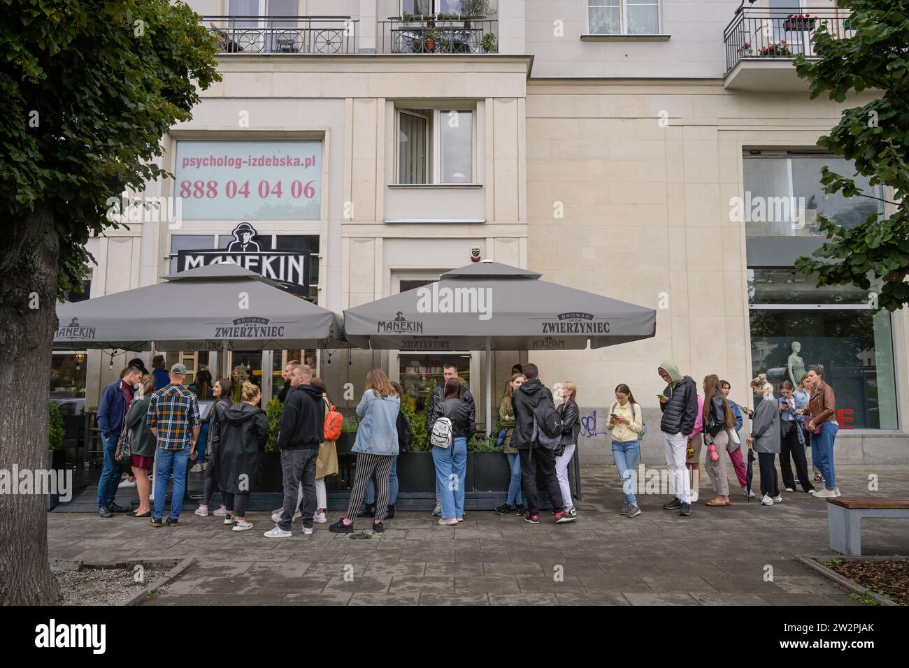 Straßenszene, Anstehen, Menschenschlange Restaurant Manekin, Creperie ...