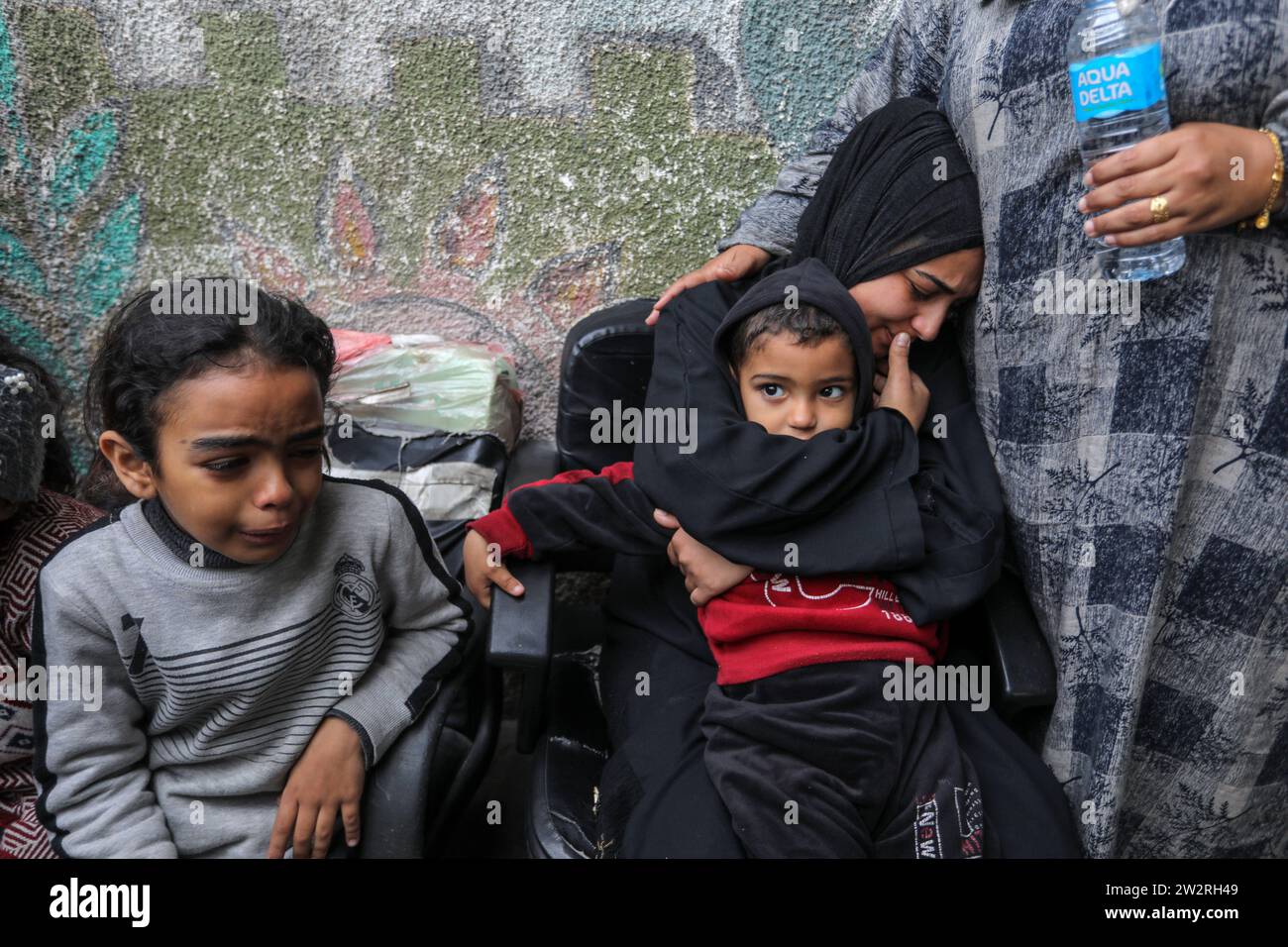 Rafah, Palestinian Territories. 21st Dec, 2023. Palestinians mourn as ...