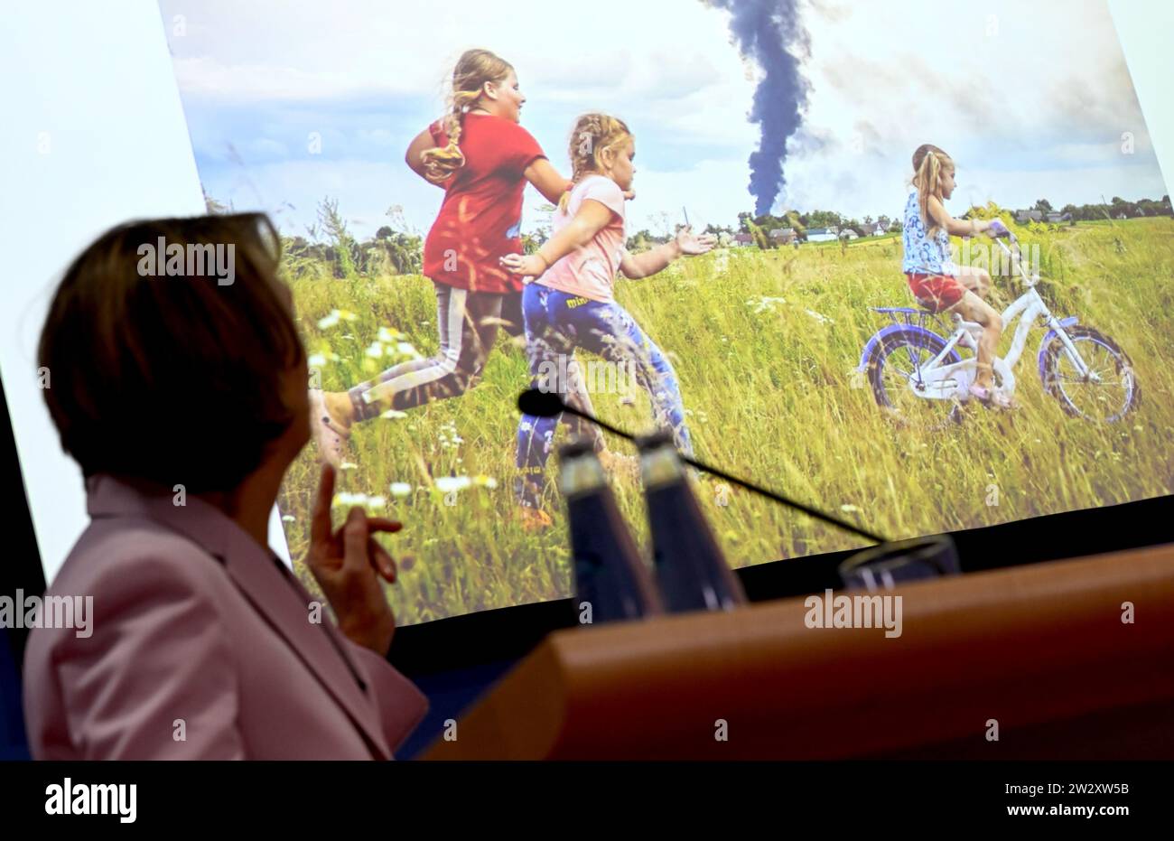 Berlin, Germany. 21st Dec, 2023. Elke Büdenbender speaks at the Unicef ...