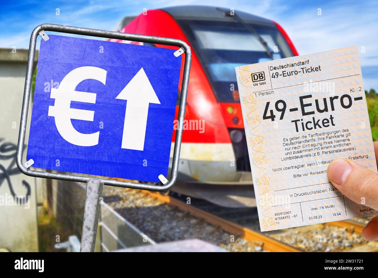 FOTOMONTAGE, Hand hält 49-Euro-Ticket vor einer Bahn und Schild mit ...