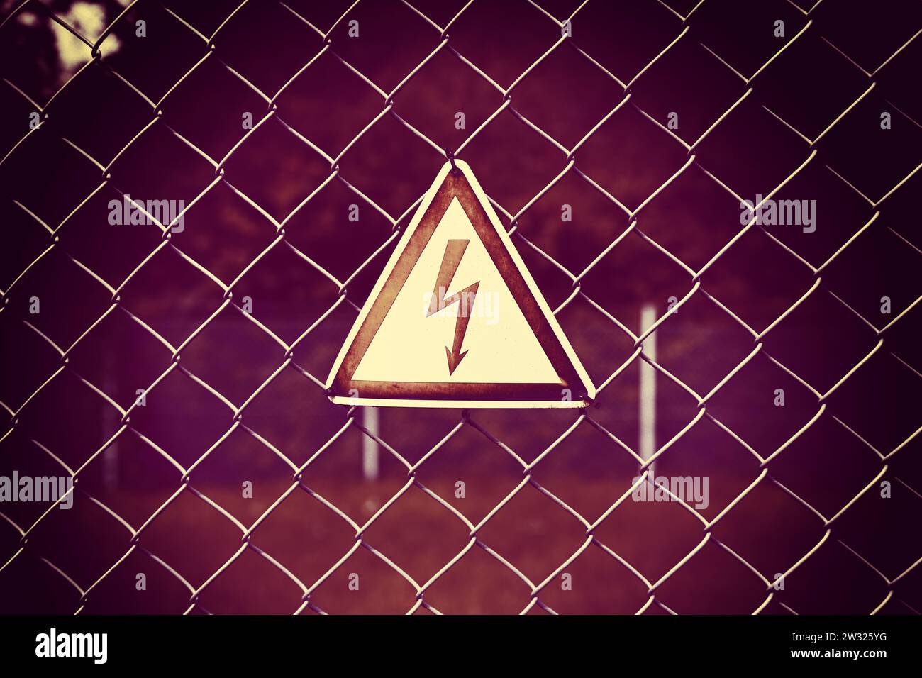 Schild mit Strompfeil an einem Zaun, Symbolfoto Stromversorgung und ...