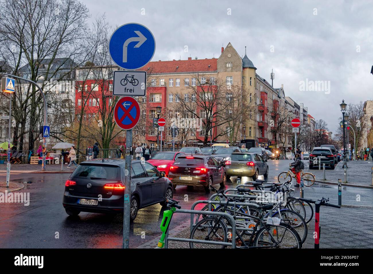 One way street traffic barriers hi-res stock photography and images - Alamy