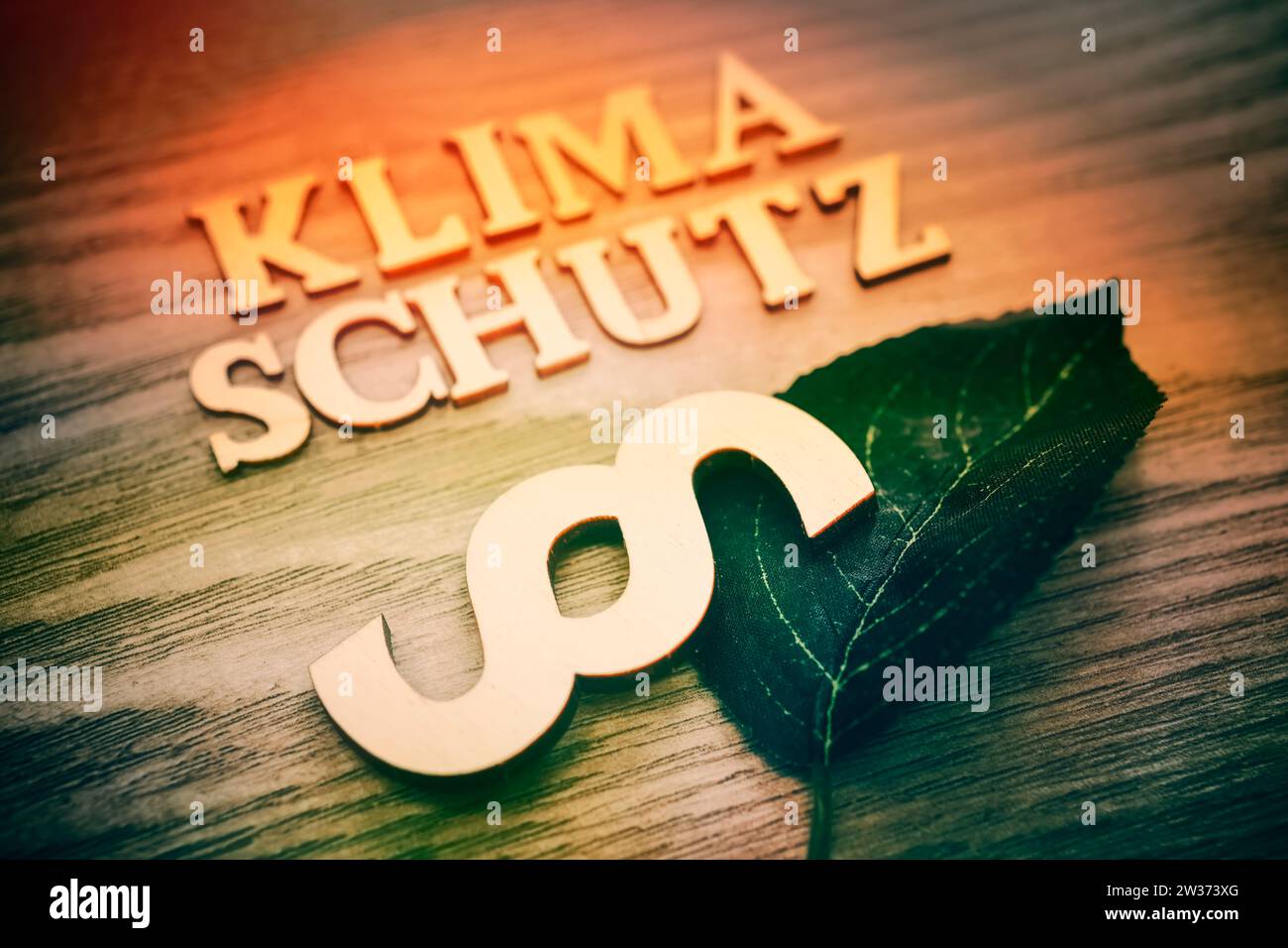 Schriftzug Klimaschutz und Paragrafenzeichen auf Blatt ... Schriftzug Klimaschutz und Paragrafenzeichen auf Blatt ...