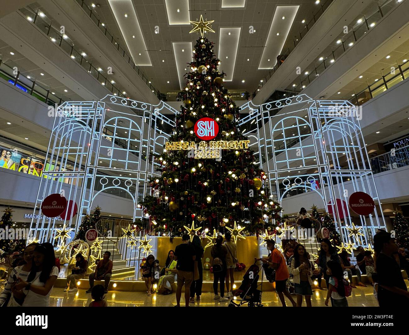 Manila, Philippines. 21st December 2023. A 50 feet Christmas tree ...