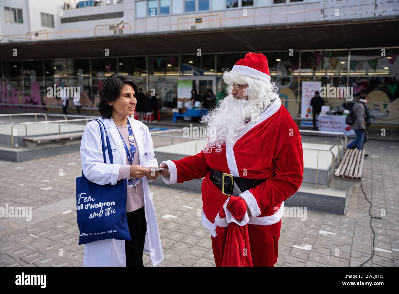 Barcelona, Barcelona, Spain. 21st Dec, 2023. Santa Claus arrives in ...