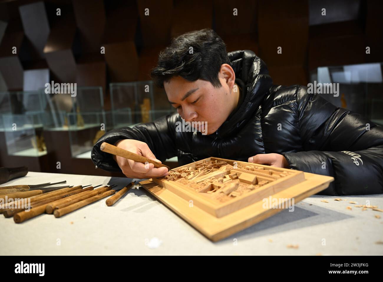 (231221) -- SHEXIAN, Dec. 21, 2023 (Xinhua) -- Tang Shuhui makes a ...