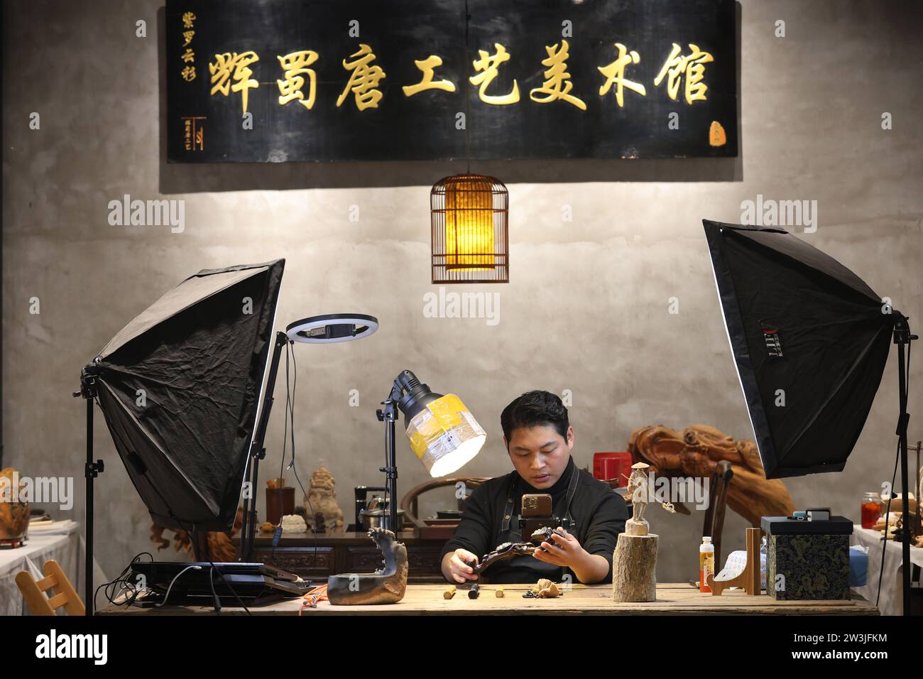 (231221) -- SHEXIAN, Dec. 21, 2023 (Xinhua) -- Tang Shuhui promotes ...