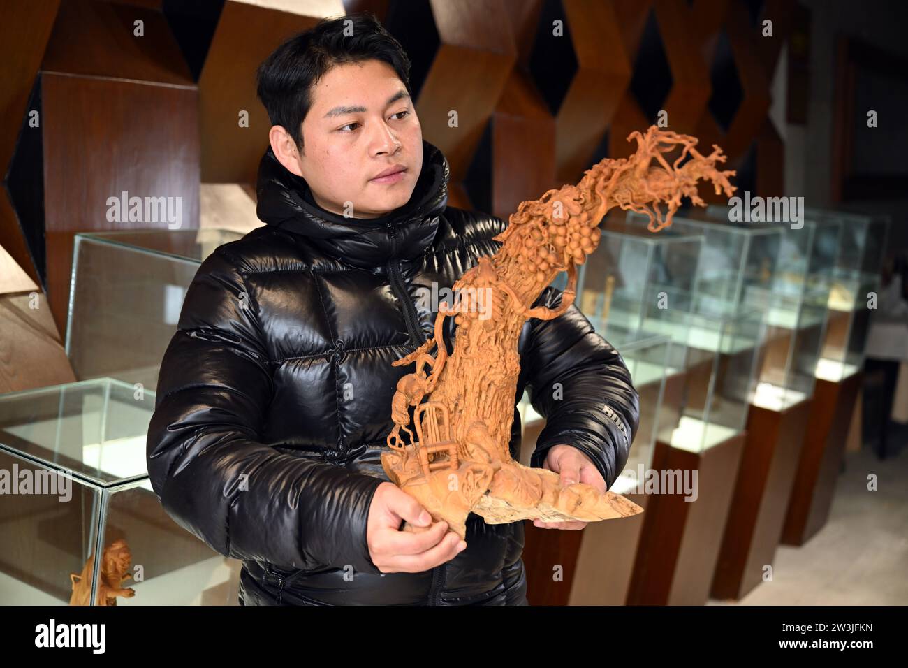 (231221) -- SHEXIAN, Dec. 21, 2023 (Xinhua) -- Tang Shuhui displays his ...