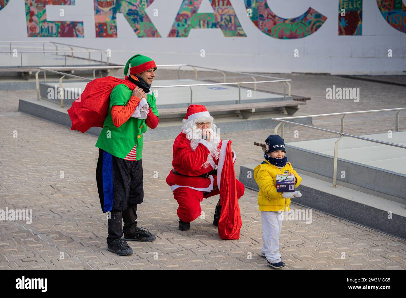 Barcelona, Barcelona, Spain. 21st Dec, 2023. Santa Claus arrives in ...