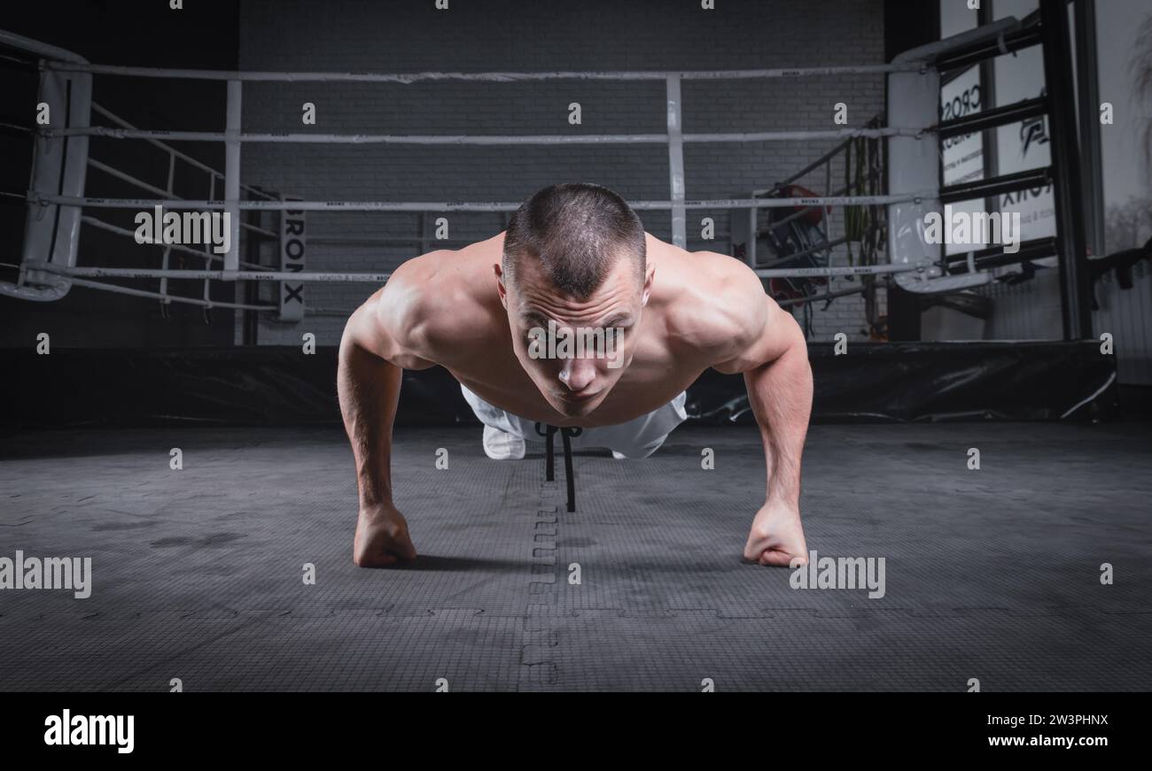Muscular man doing push ups hi-res stock photography and images - Alamy