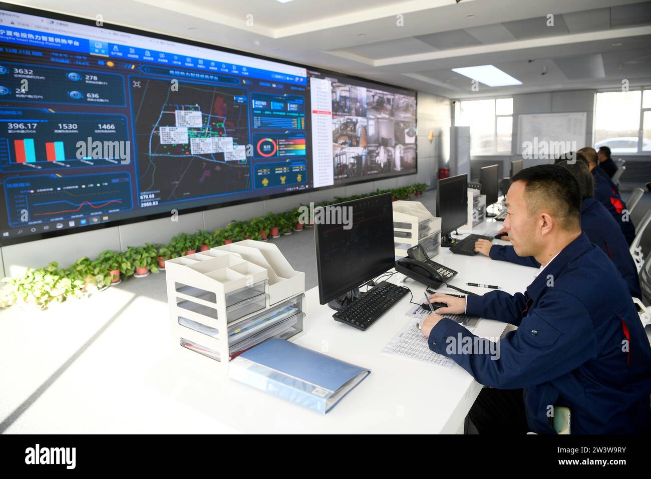 Yinchuan, China's Ningxia Hui Autonomous Region. 21st Dec, 2023. Staff ...