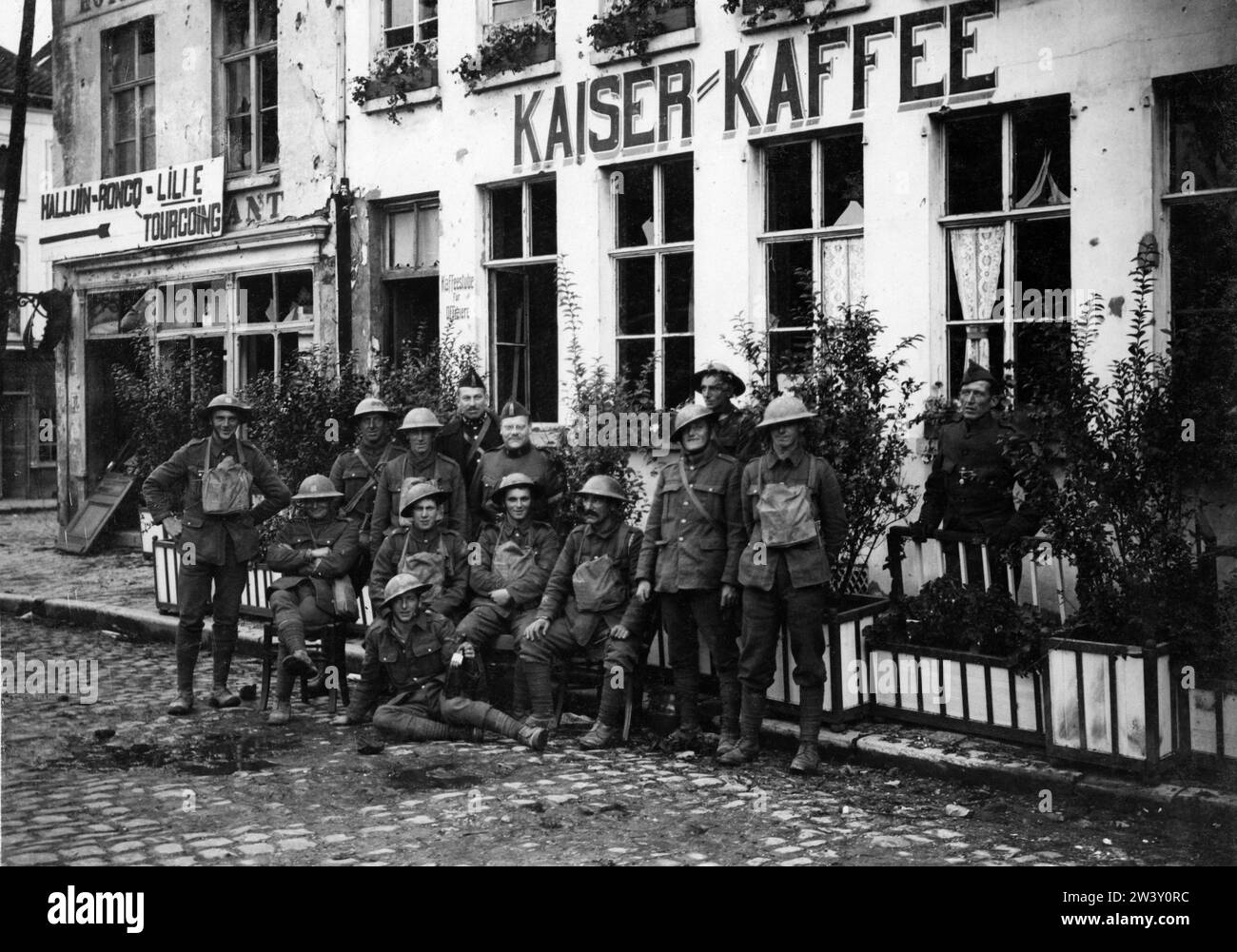 Official photograph taken on the British Western Front showing soliders ...