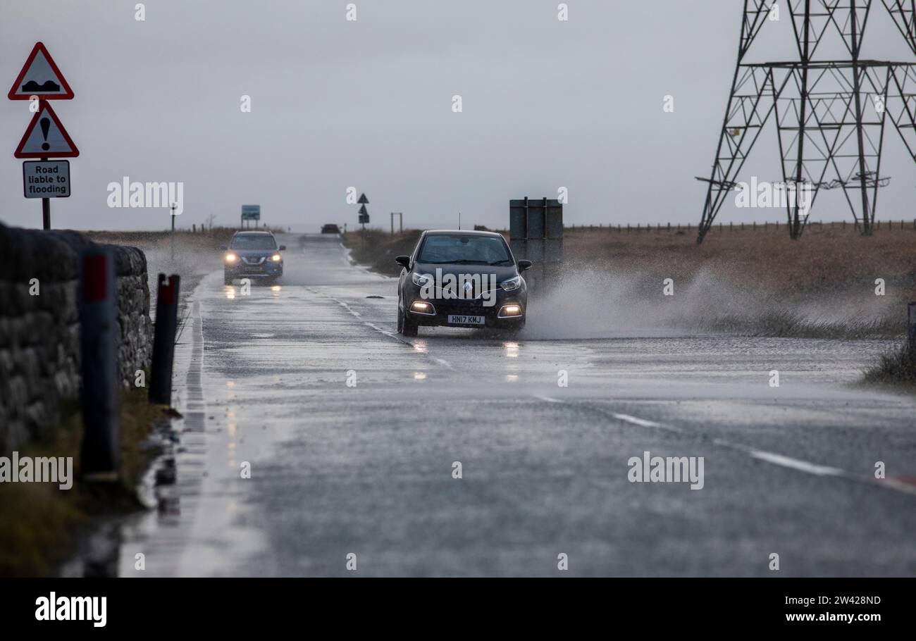 West Yorkshire, UK. 21st Dec, 2023. UK Weather. Drivers and road users ...