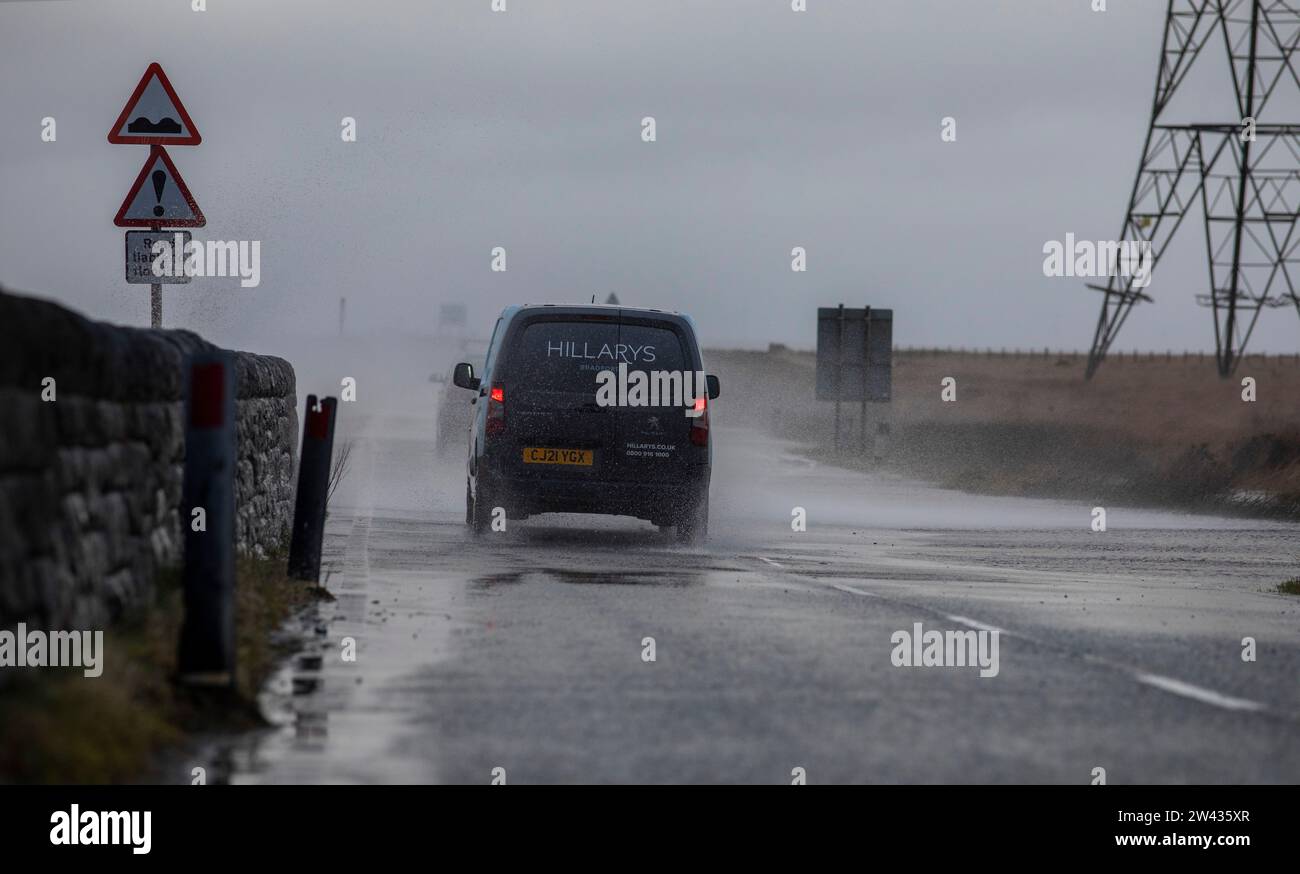 West Yorkshire, UK. 21st Dec, 2023. UK Weather. Drivers and road users ...