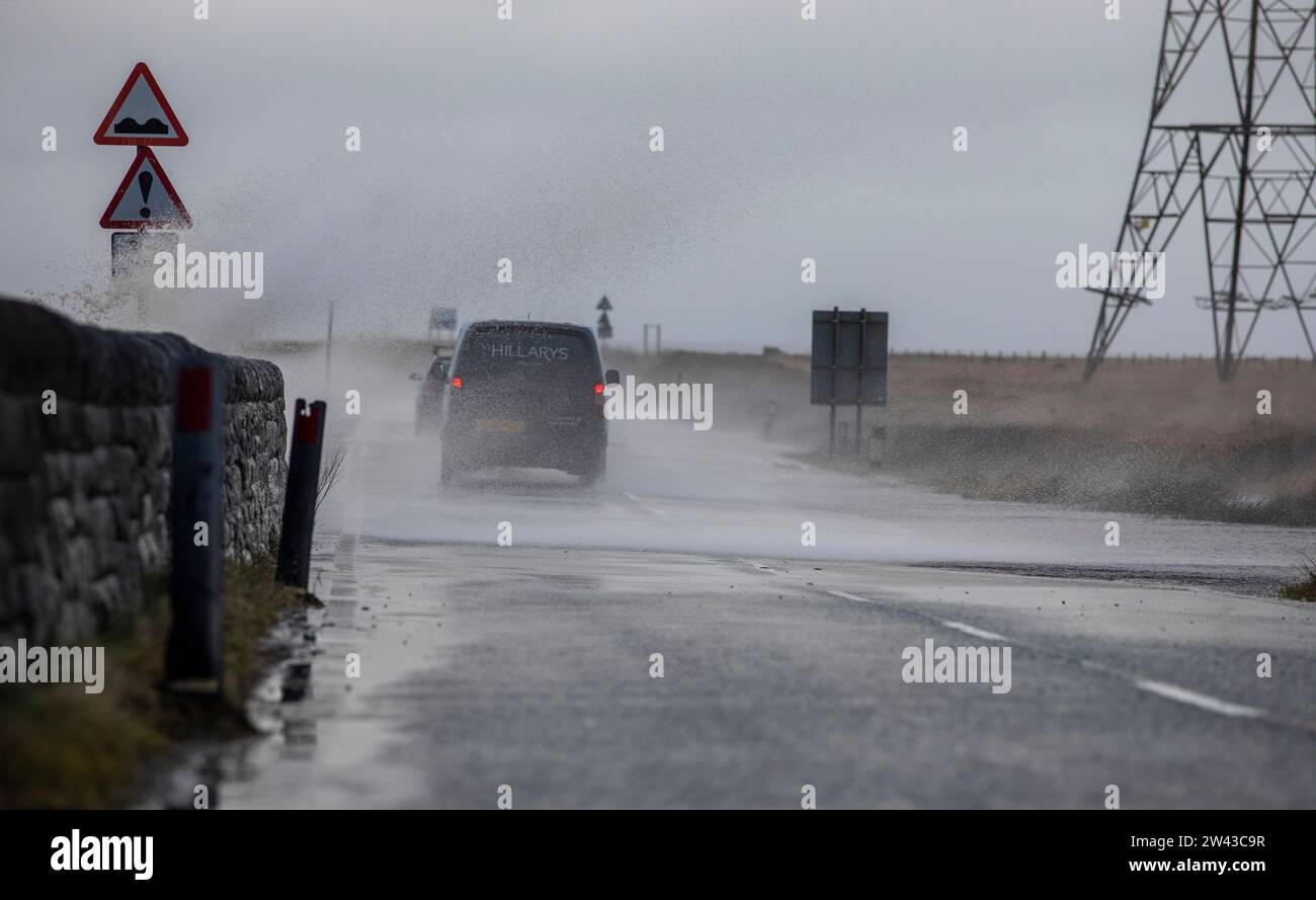 West Yorkshire, UK. 21st Dec, 2023. UK Weather. Drivers and road users ...