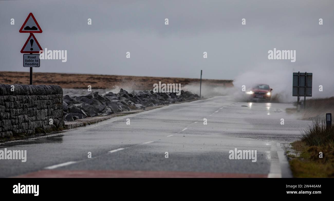 West Yorkshire, UK. 21st Dec, 2023. UK Weather. Drivers and road users ...