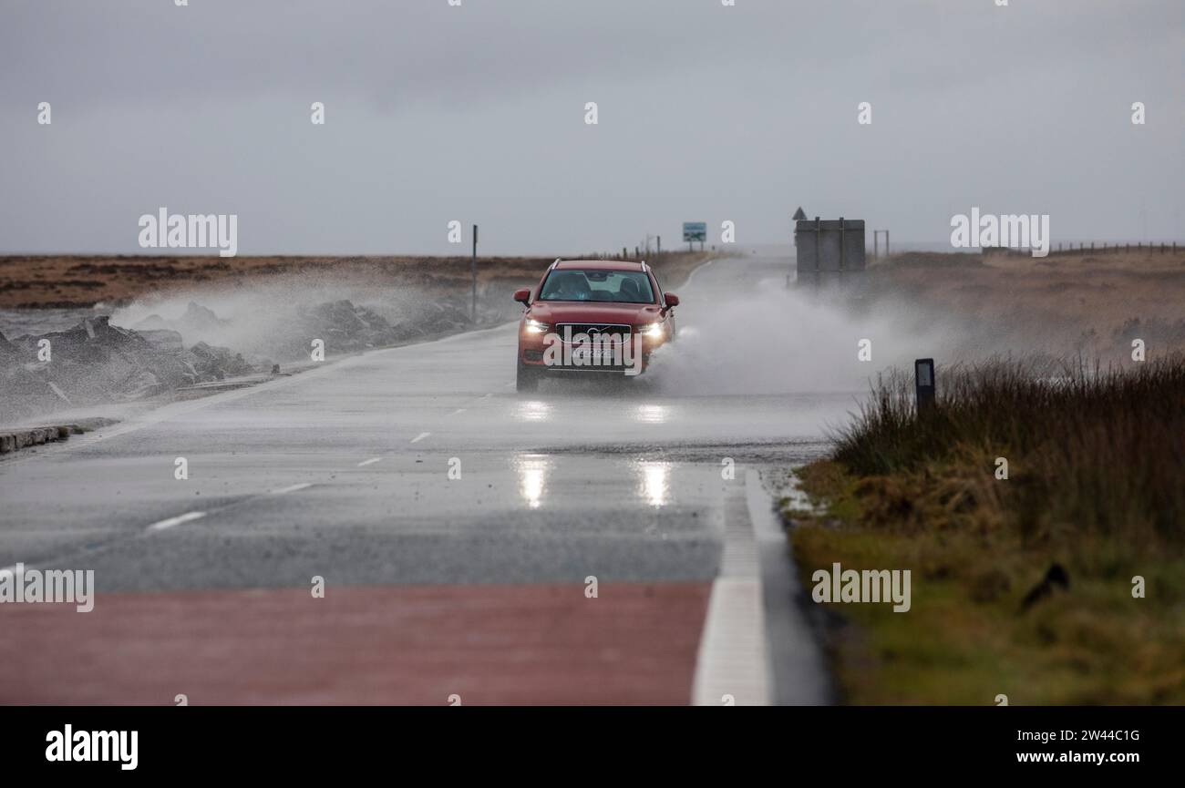 West Yorkshire, UK. 21st Dec, 2023. UK Weather. Drivers and road users ...