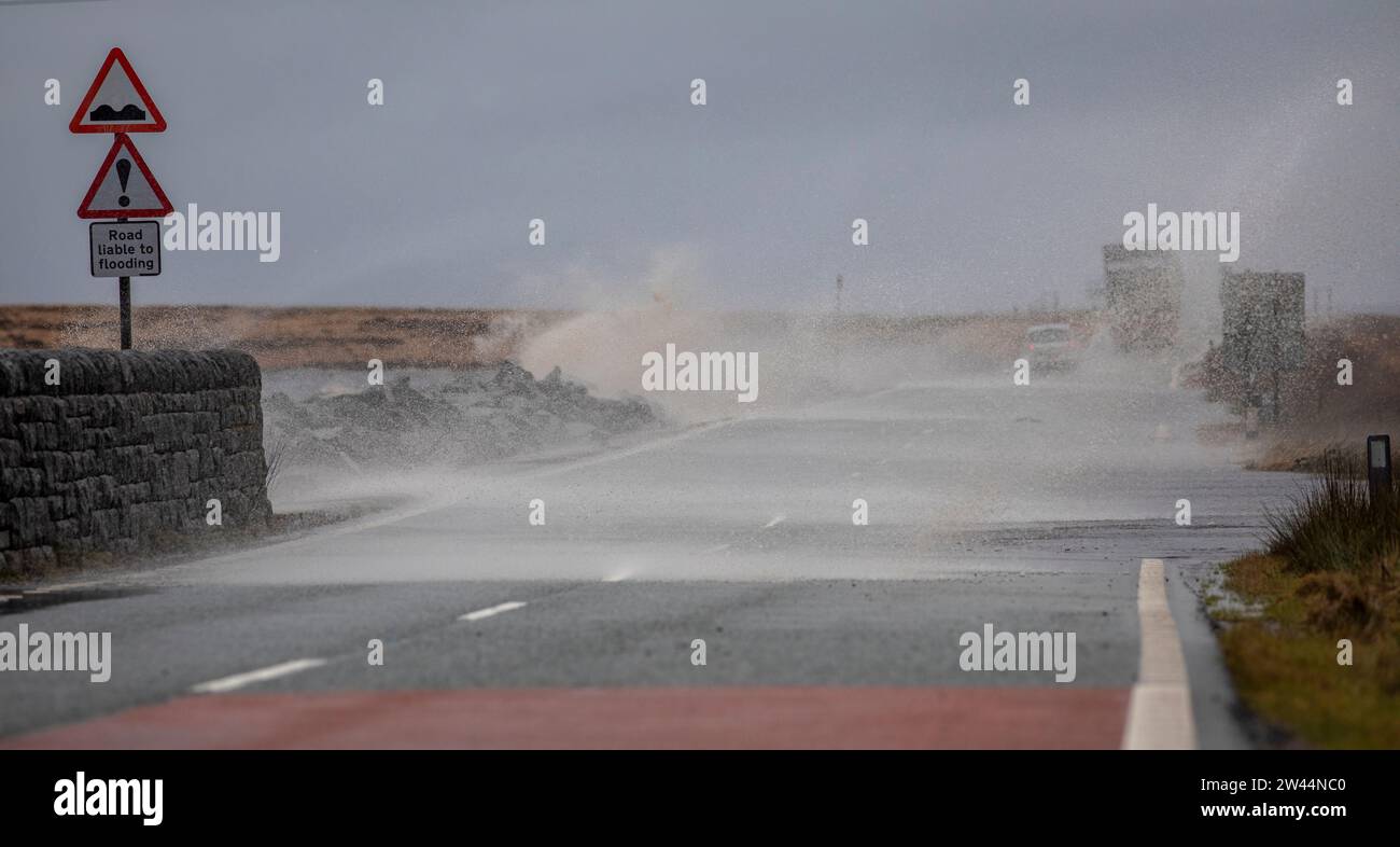 West Yorkshire, UK. 21st Dec, 2023. UK Weather. Drivers and road users ...