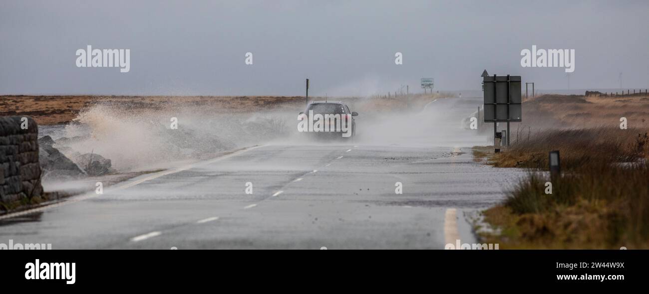 West Yorkshire, UK. 21st Dec, 2023. UK Weather. Drivers and road users ...