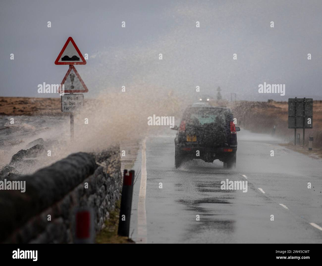 West Yorkshire, UK. 21st Dec, 2023. UK Weather. Drivers and road users ...