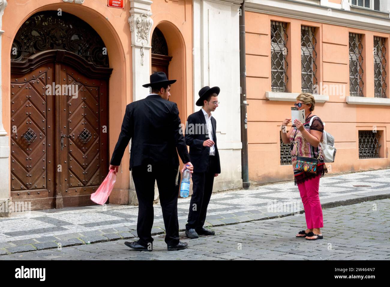 Orthodox jewish tourists in jewish quarter josefov prague hi-res stock ...