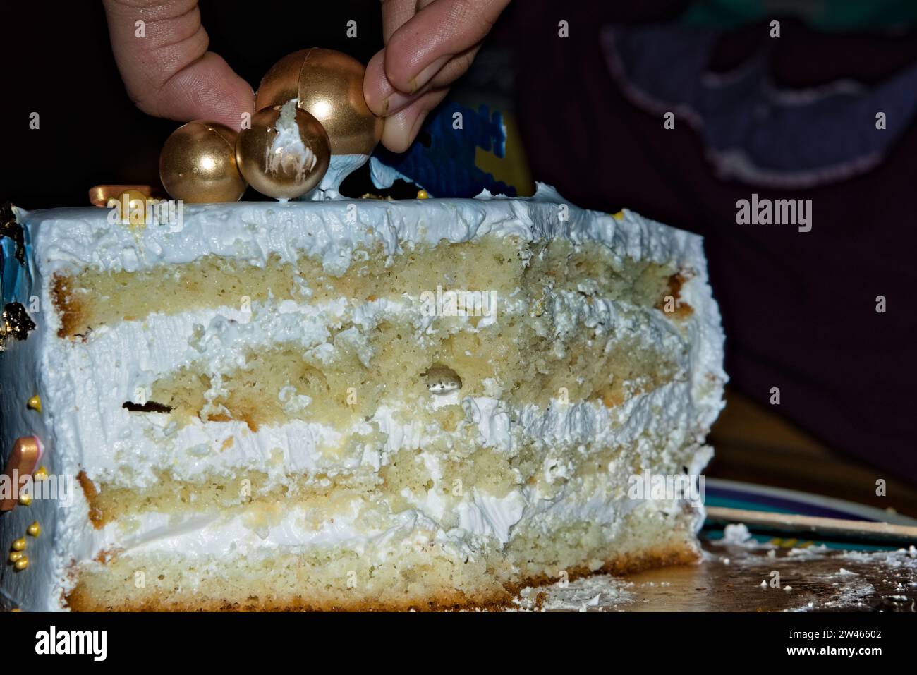 cross sectional view of inside layers of a birthday cake Stock Photo ...