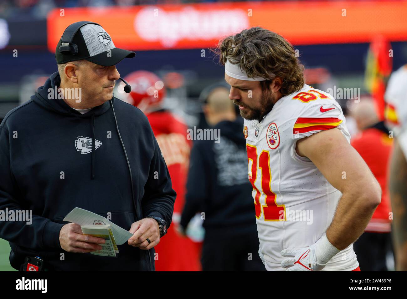 Kansas City Chiefs offensive line coach Andy Heck talks with tight end ...
