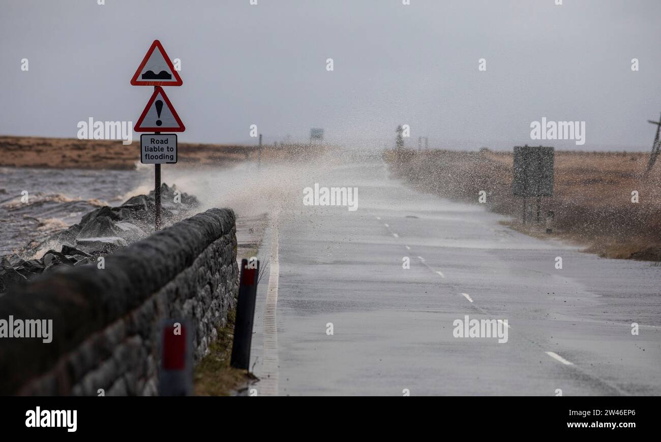 West Yorkshire, UK. 21st Dec, 2023. UK Weather. Drivers and road users ...