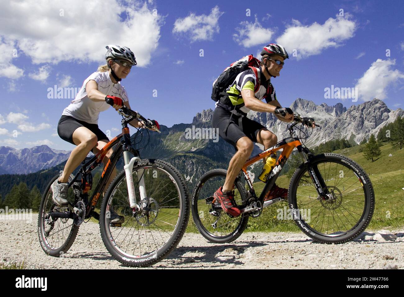 Mountainbiker unterwegs in den Alpen Stock Photo - Alamy