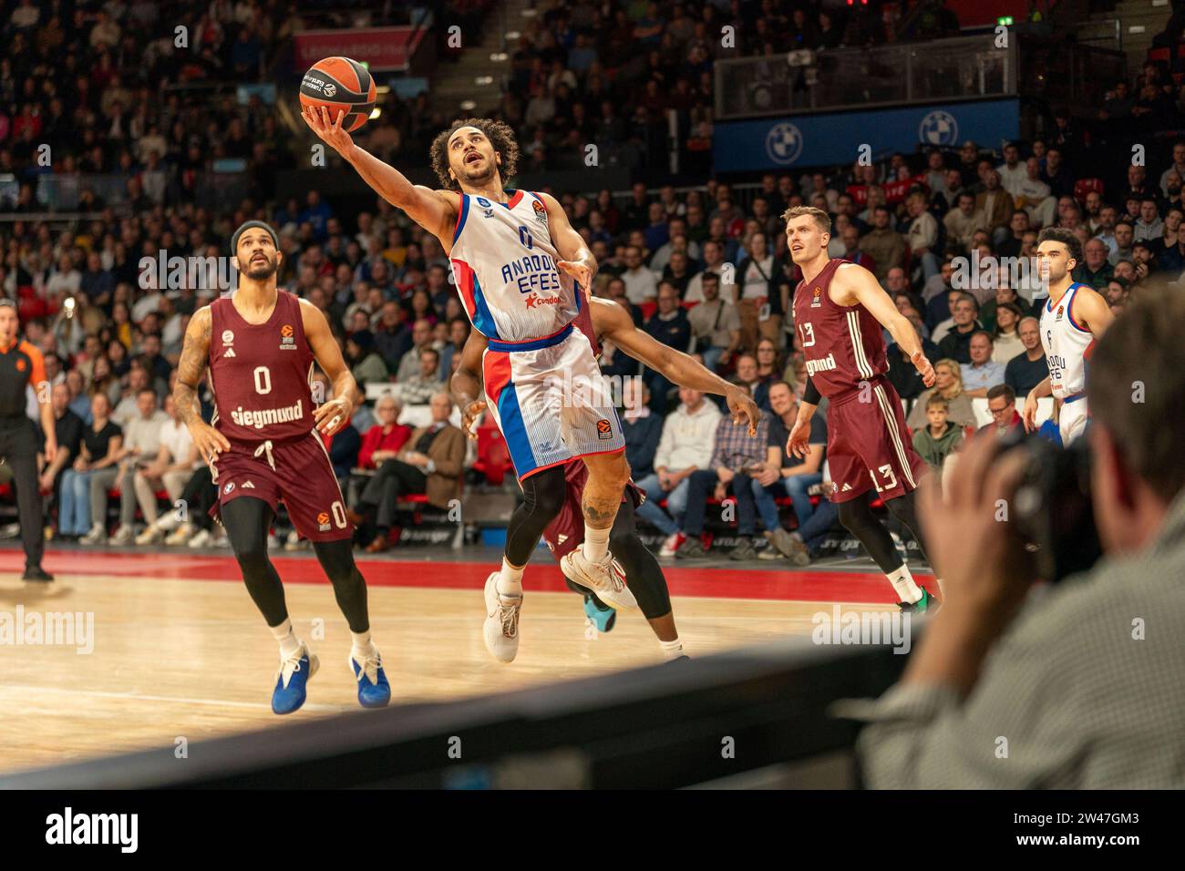 Muenchen, Deutschland. 20th Dec, 2023. Larkin Shane (#0 Anadolu Efes ...