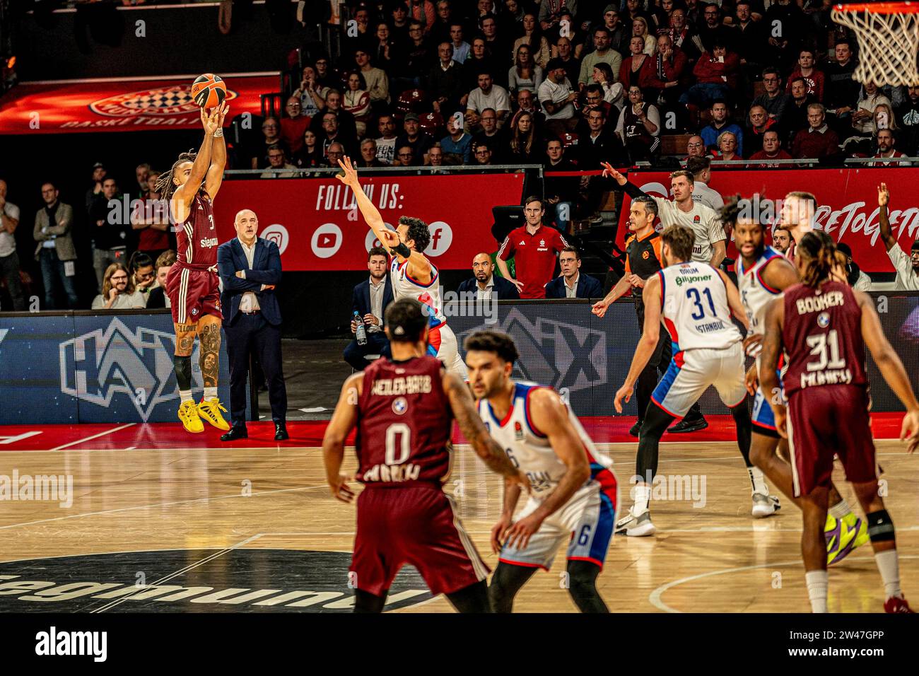 Muenchen, Deutschland. 20th Dec, 2023. Edwards Carson (#3 Fc BAyern ...