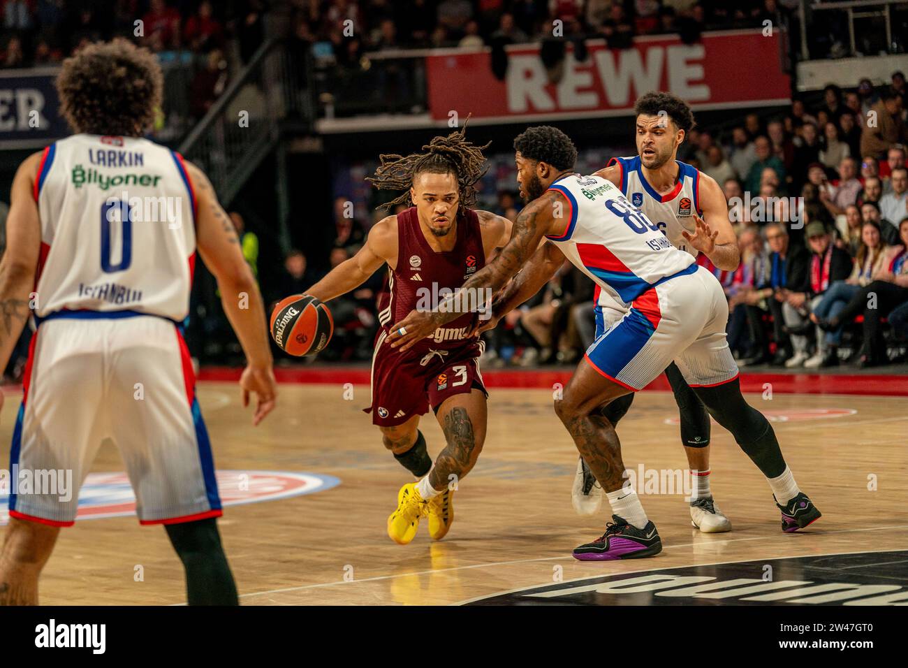 Muenchen, Deutschland. 20th Dec, 2023. Edwards Carson (#3 Fc BAyern ...