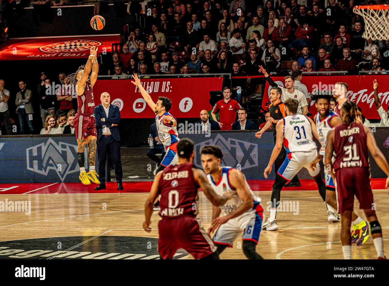 Muenchen, Deutschland. 20th Dec, 2023. Edwards Carson (#3 Fc BAyern ...