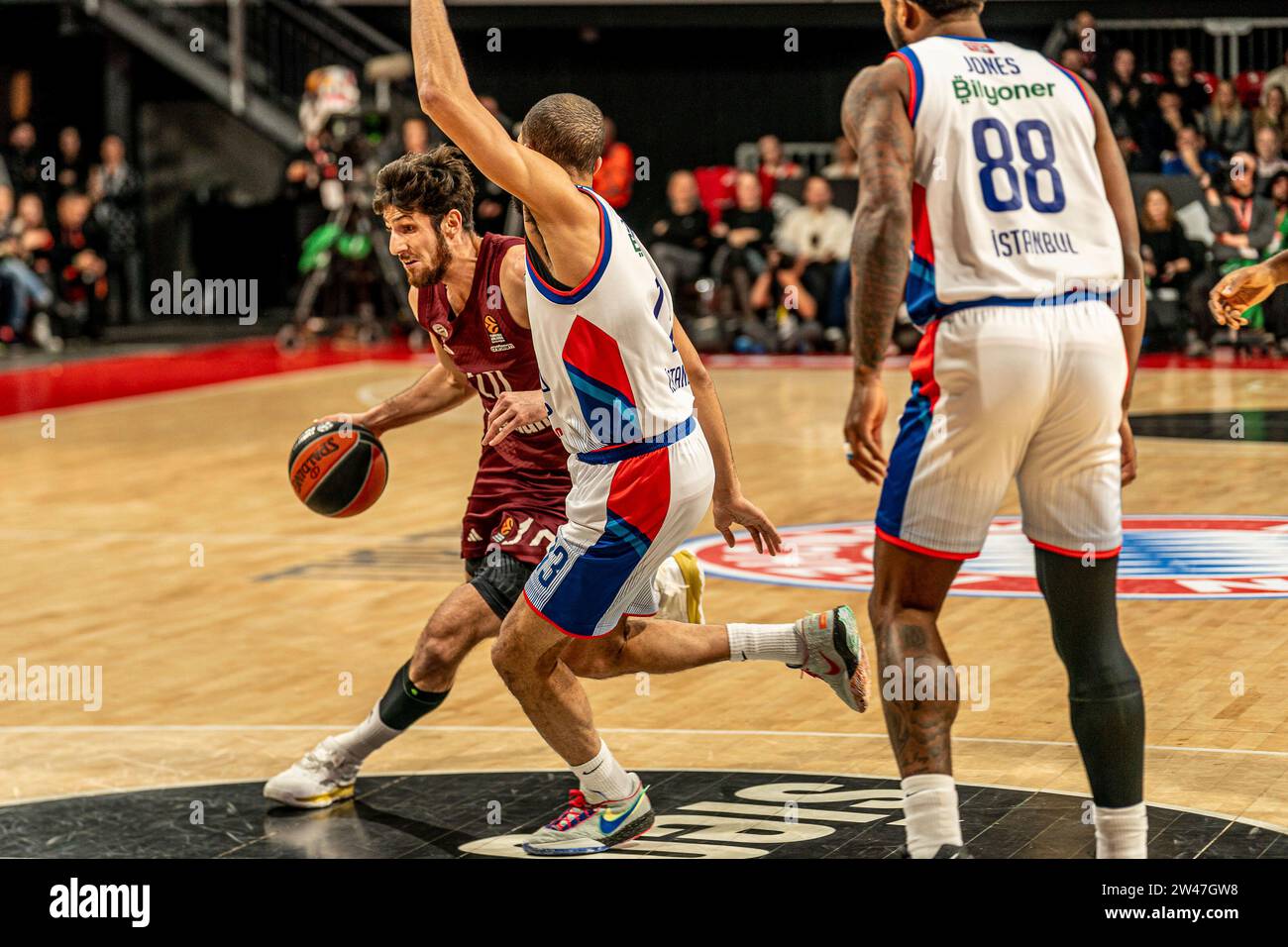 Muenchen, Deutschland. 20th Dec, 2023. Bolmaro Leandro (#20 Fc Bayern ...