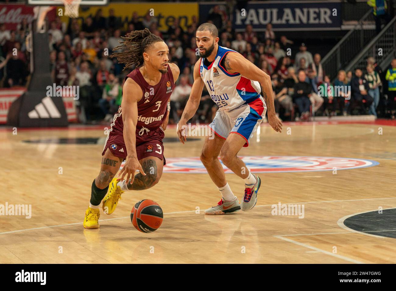 Muenchen, Deutschland. 20th Dec, 2023. Edwards Carson (#3 Fc BAyern ...