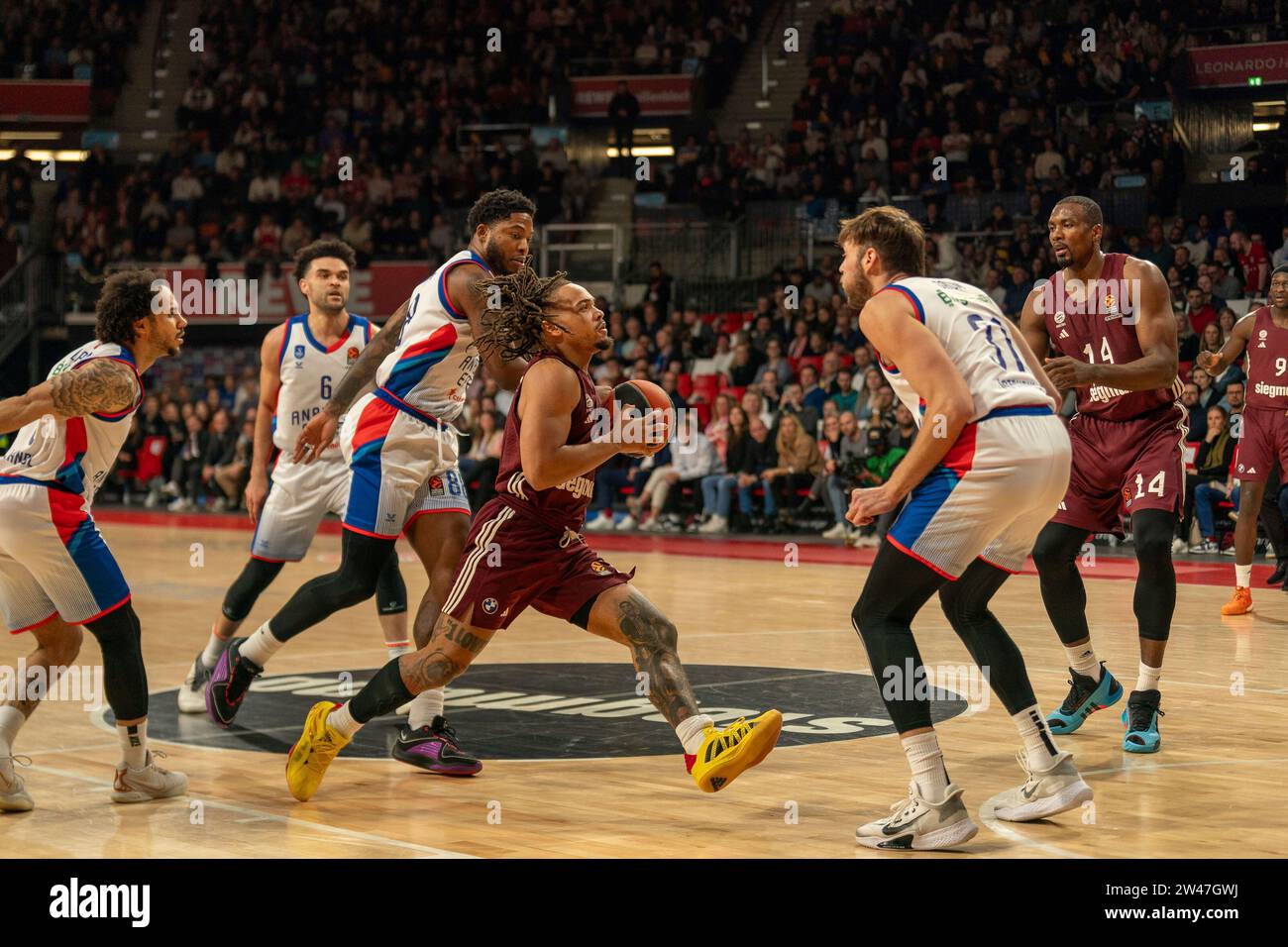Muenchen, Deutschland. 20th Dec, 2023. Edwards Carson (#3 Fc BAyern ...