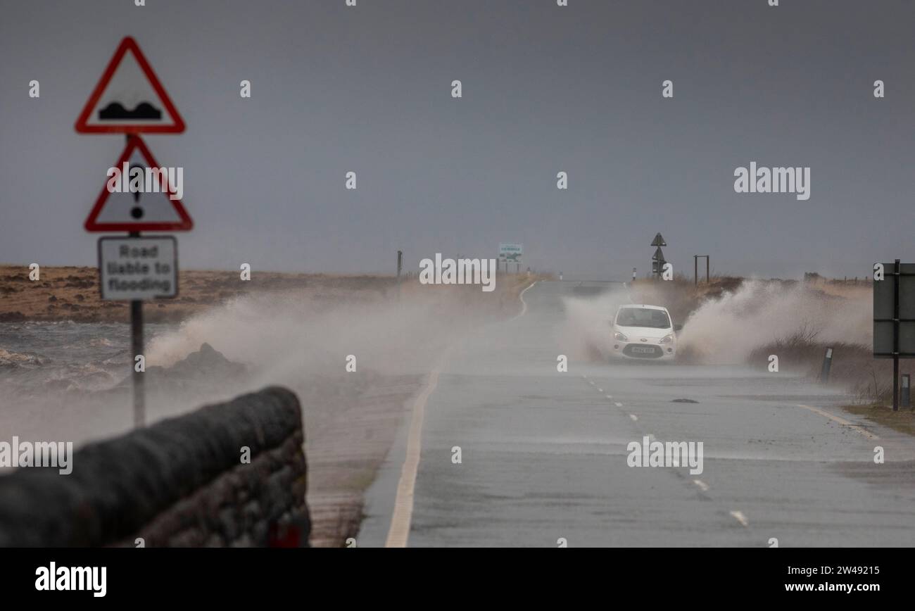 West Yorkshire, UK. 21st Dec, 2023. UK Weather. Drivers and road users ...
