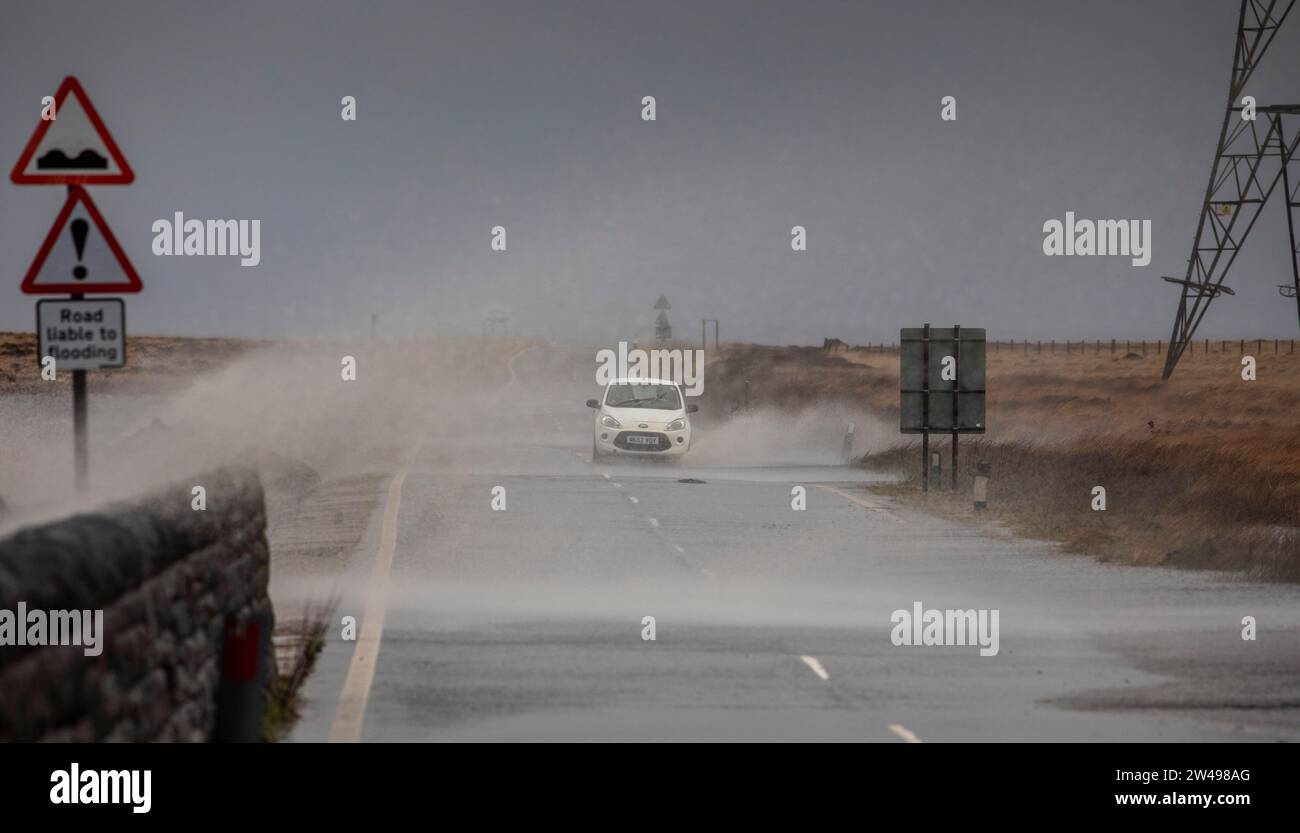 West Yorkshire, UK. 21st Dec, 2023. UK Weather. Drivers and road users ...