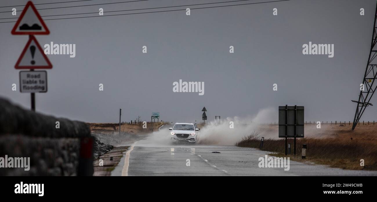 West Yorkshire, UK. 21st Dec, 2023. UK Weather. Drivers and road users ...