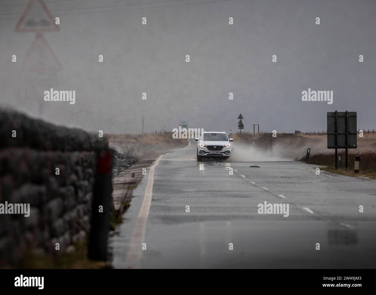 West Yorkshire, UK. 21st Dec, 2023. UK Weather. Drivers and road users ...