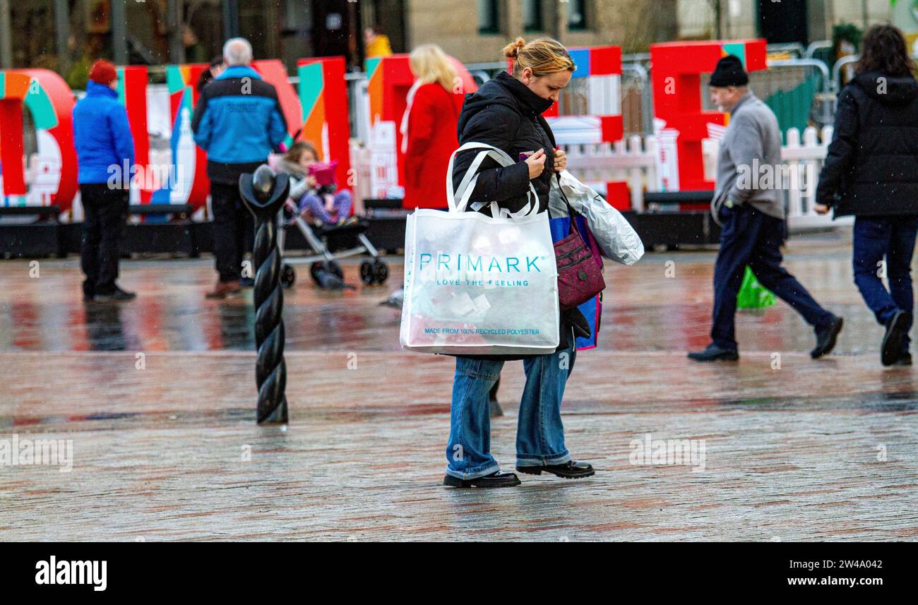 Dundee, Tayside, Scotland, UK. 21st Dec, 2023. UK Weather: On a windy ...
